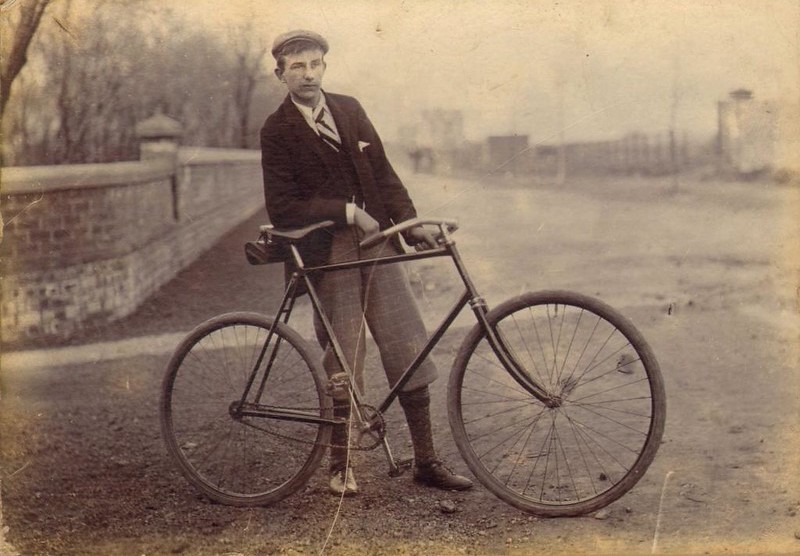 "Remettre le facteur sur le vélo" — Définition de l'expression